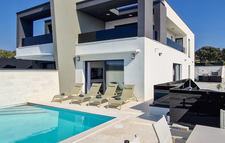 Awesome Home In Mandre - Pag