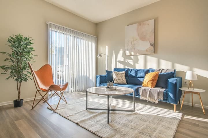 Boulevard Stays Quiet 1br King Suite, Pool - Irving, TX