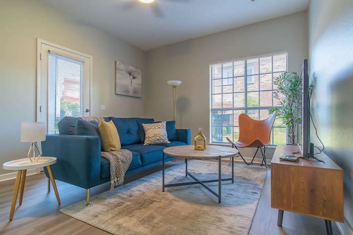 Boulevard Stays Quiet 1br King Suite, Pool & Gym - Irving, TX