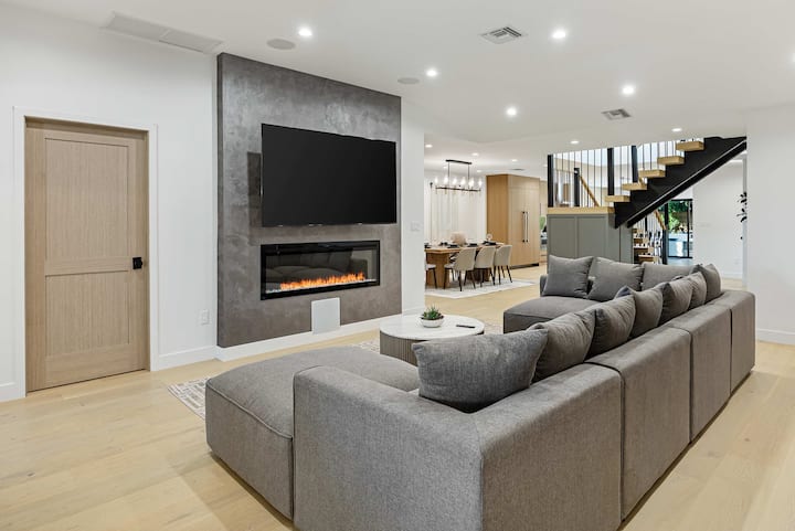 Luxury 4,000+ Sq Ft Home • Theater • Lush Outdoor - Encino - Los Angeles