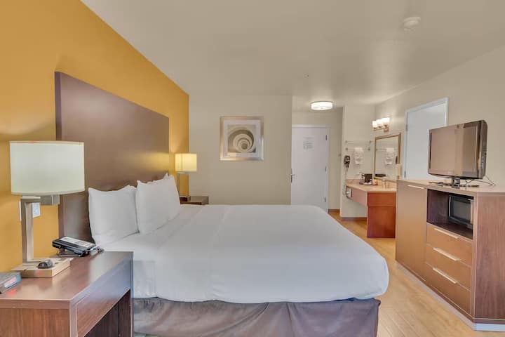 Six Flags 1 Kingbed W/breakfast & Pool - Vallejo, CA