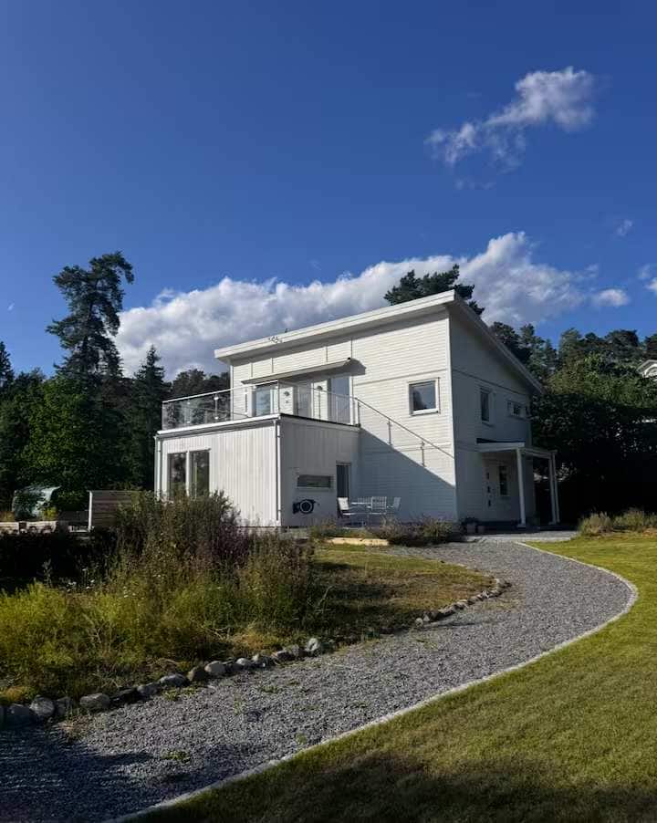 Stunning Lakefront Villa W/ Beach Access & Terrace - Saltsjöbaden