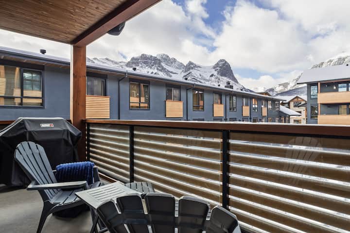 Mountain Top Views | King Bed Suite - Canmore