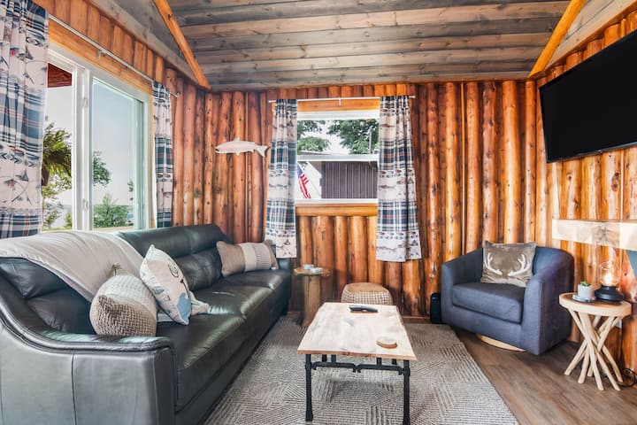Vintage Twin Cabin On Lake Charlevoix, Boat Rental - Boyne City, MI