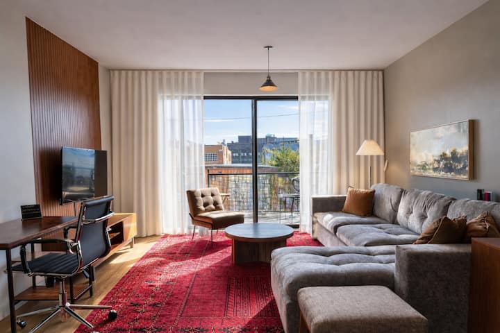 Walker's Point Designer 2br · Balcony · Prime Spot - Milwaukee, WI