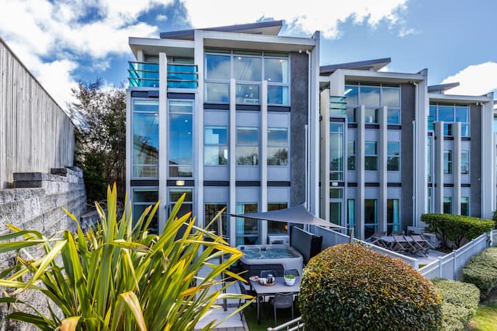 Stylish Riverside Retreat W/ Spa - Lake Taupo