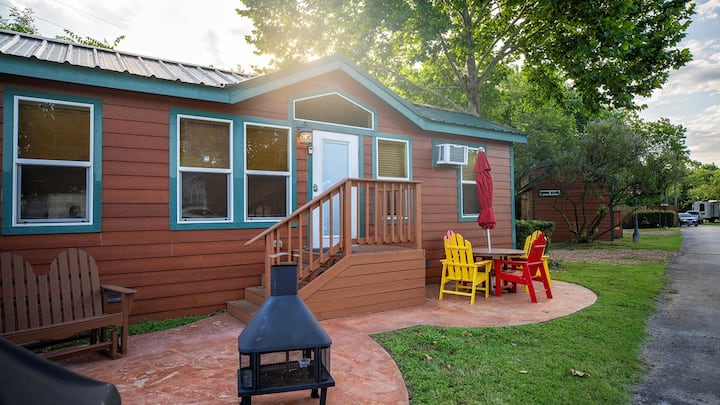 Deluxe Cabin | 2 Bedrooms | 2 Queens | Sleeps 6 - Arlington, TX