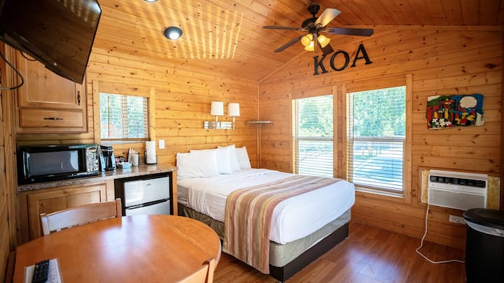 Deluxe Cabin | Queen & Bunks | Sleeps 4 - Arlington, TX