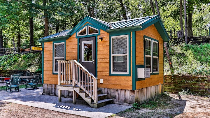 Deluxe Studio Cabin | Queen & Bunks | Sleeps 4 - Wisconsin Dells, WI