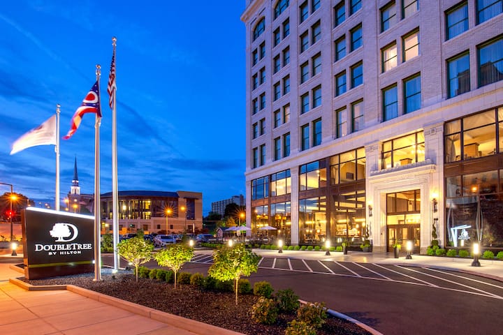 Steps From Downtown + On Site Dining - Youngstown, OH