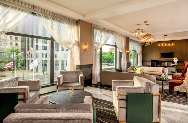 Prime Downtown Location + On Site Dining - Youngstown, OH