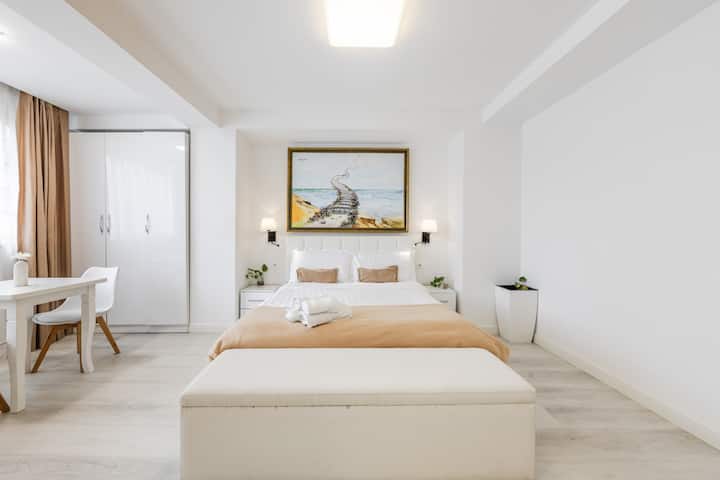 Leo's Garden View Apartment - Tirana