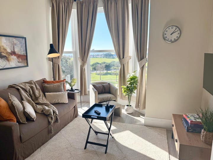 Coastal Comfort, 2 Bed With Sea Views - Portsmouth