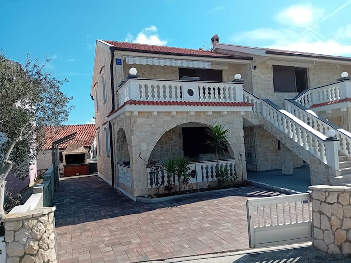 A-25341-a Appartement De Deux Chambres Avec La - Vir