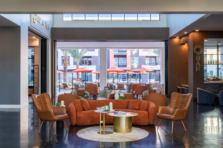 Modern 4br Vegas Suite With 2 Pools & Full Kitchen - Las Vegas