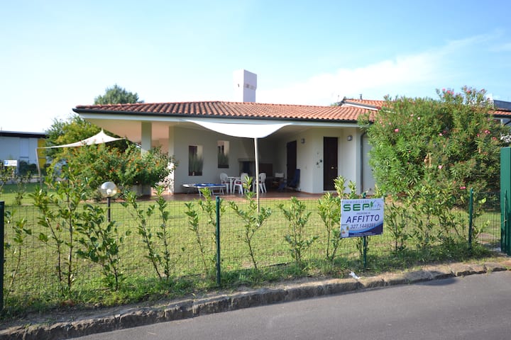 La Villa Albarella Est Très Proche De La Plage. - Albarella