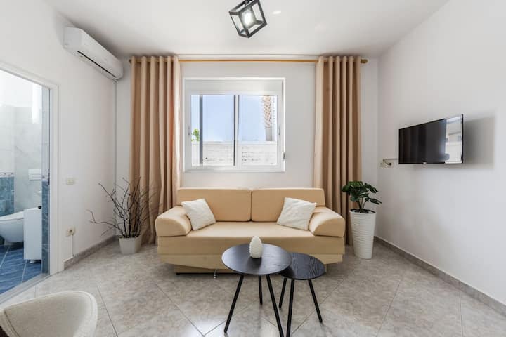 Modern Home With Wifi And Beach Access | Golem - Golem