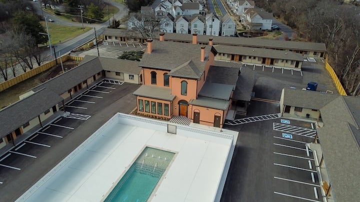 3 Bright Nashville Rooms W/ Pool & Free Parking - Nashville, TN