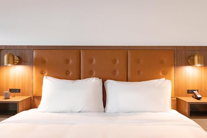 4 Inviting Rooms Near Ryman | Pool & Parking - Nashville, TN