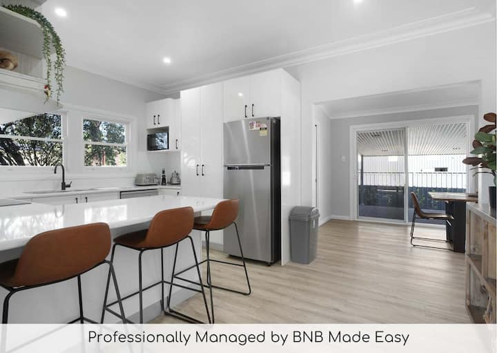 Regal House | Modern Family Retreat, Pets Allowed - Dubbo