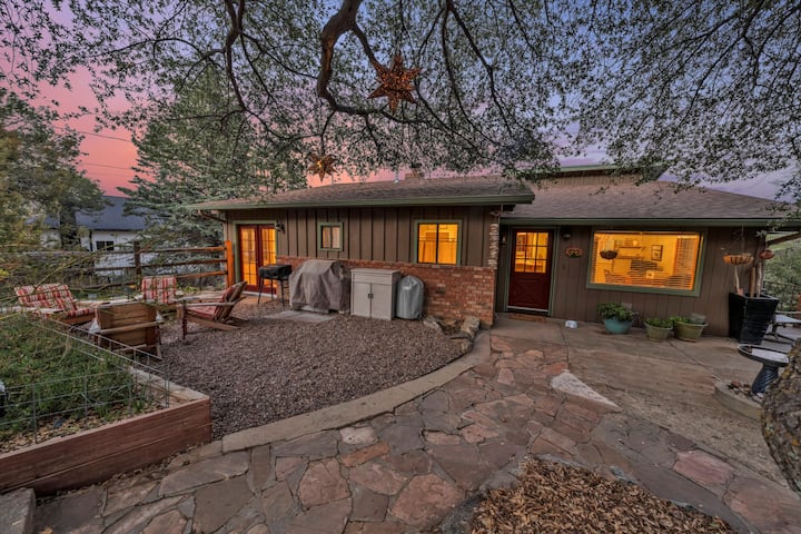 Rustic Retreat W/ Deck! Dog Friendly| 2br+office - Prescott, AZ