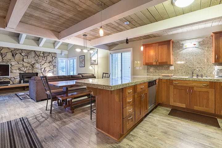 Mammoth Village Retreat - Walk To Village Gondola - Mammoth Lakes