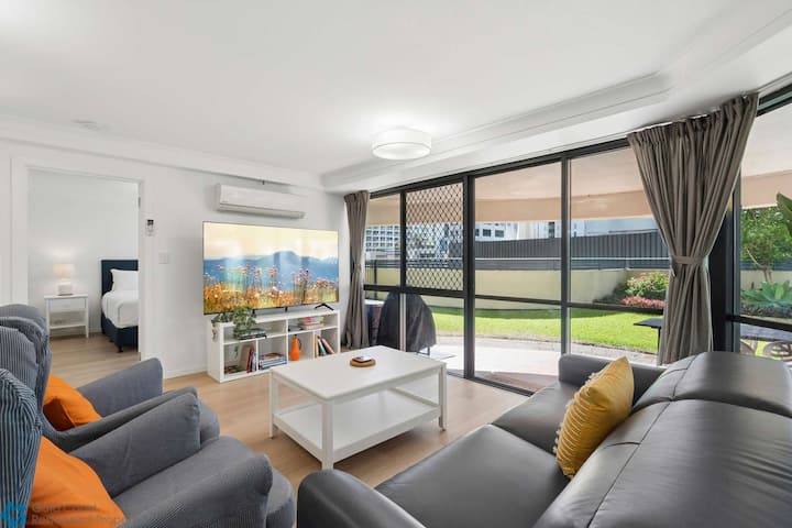 Courtyard Superior Victoria On Broadbeach With Bbq - Broadbeach