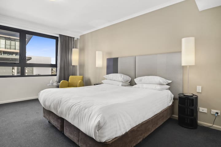 Mantra Cbd Studio | Outdoor Pool Access - Parramatta