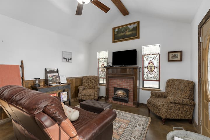 Pet Friendly Treehouse Vibe W/ Hot Tub & Fire Pit - Fredericksburg, TX