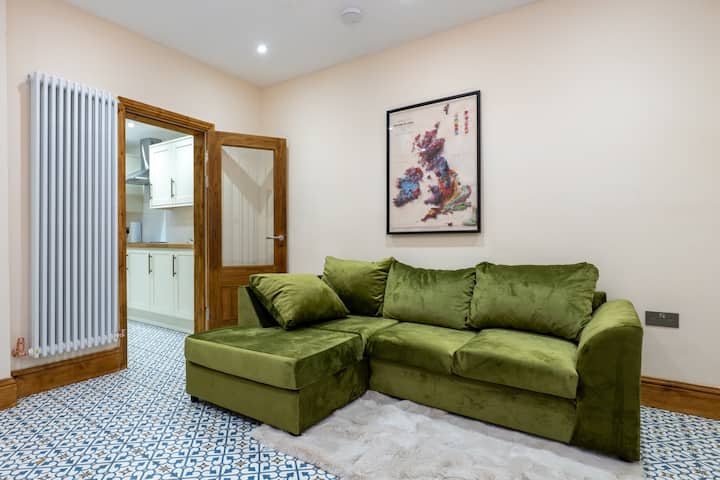 Tranquil Stoke-on-trent 4bed, 2 Bath, Parking - Stoke-on-Trent