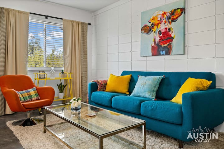 Skyline Views + Pool | Stylish Soco Condo For 2 - Brentwood - Austin