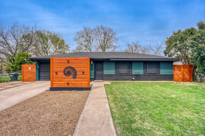 Charming Georgetown Stay Near Square - Georgetown, TX