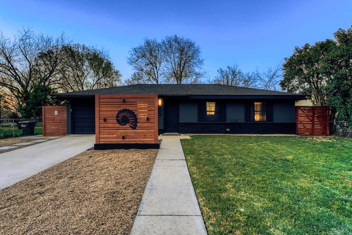 Charming, Remodeled Home Near Square & Swu - Georgetown, TX