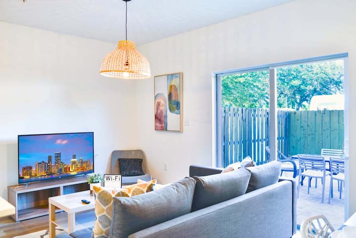 Free Parking | Modern 2-floor Townhouse - North Miami, FL
