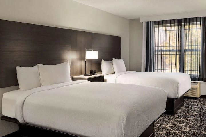 2 Queen | La Quinta Lake George | Adirondack Base - Glens Falls, NY