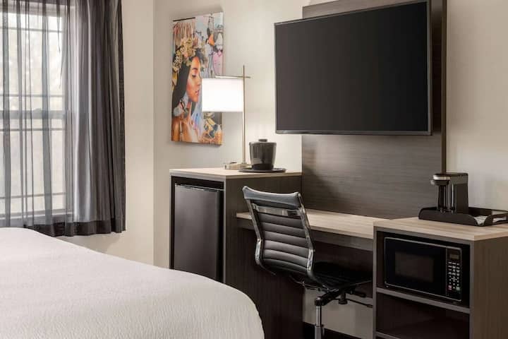 King Room | La Quinta Lake George | Lake Nearby - Glens Falls, NY