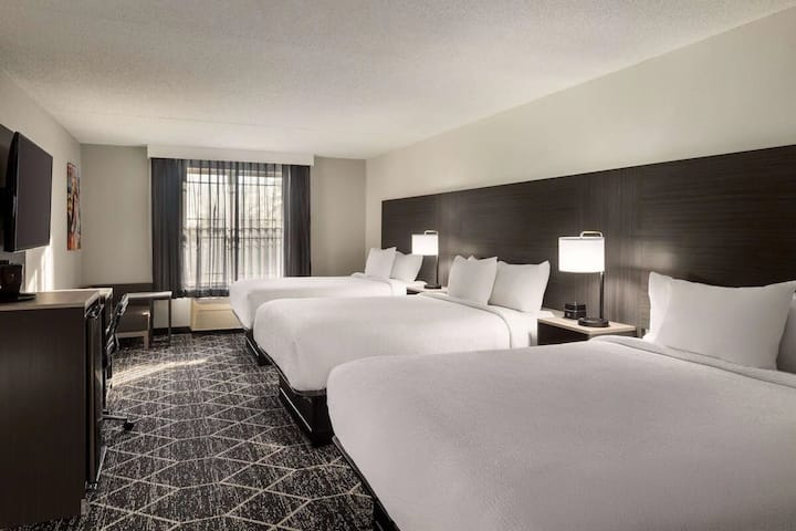 3 Queen | La Quinta Lake George | Group Adventure - Glens Falls, NY