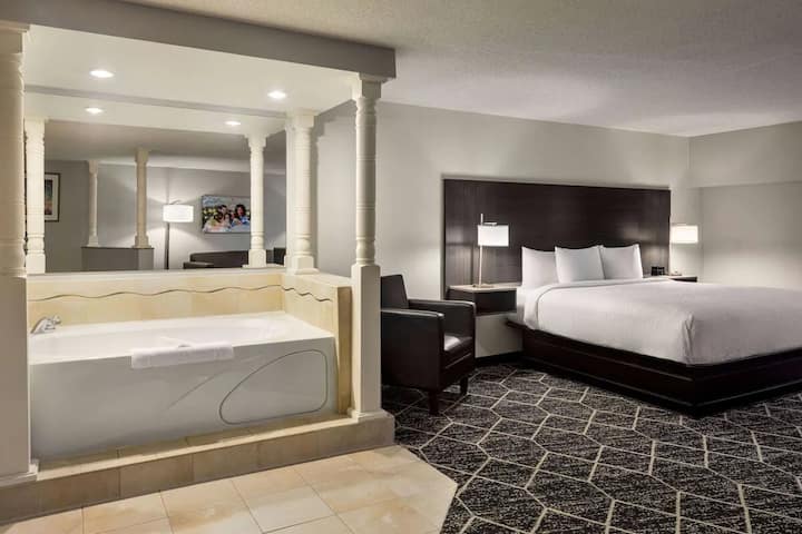 King Studio | La Quinta Lake George | Cozy Getaway - Glens Falls, NY