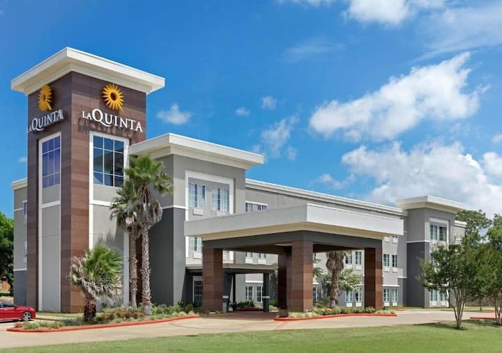 La Quinta Jacksonville Tx | Spacious Suite - Jacksonville, TX