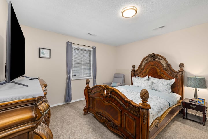 Modern Condo Near Zoo With Free Garage Parking - Fort Wayne, IN