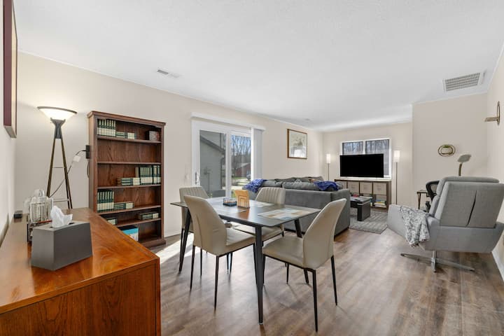 Modern Condo Near Zoo With Free Garage Parking - Fort Wayne, IN