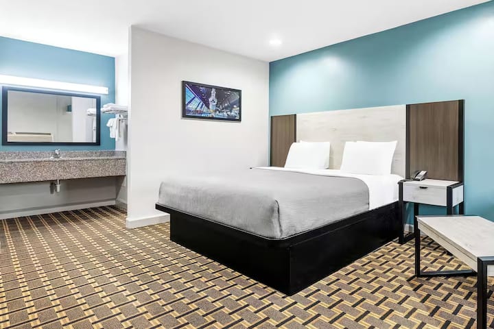 Charming Huntsville Room W/ Free Parking - Huntsville, AL