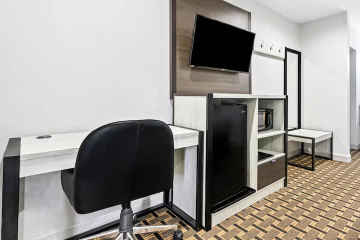 Relaxing Stay Near Huntsville Museum, Space Center - Huntsville, AL