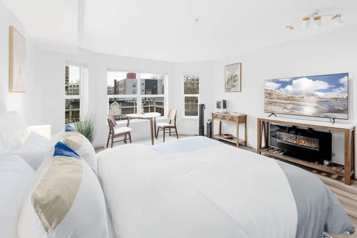 Space Needle View | Elegant Belltown Studio - Seattle, WA