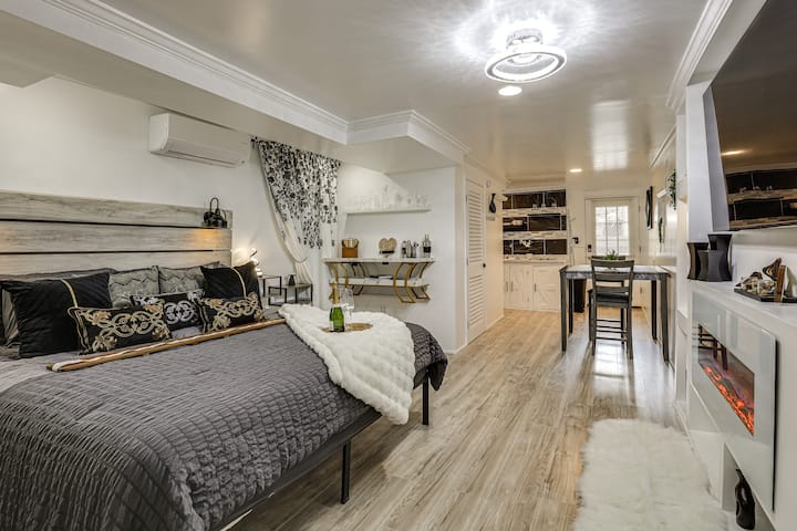 Oasis Hideaway Apt W/ Rainforest Shower! - Parkville, MD