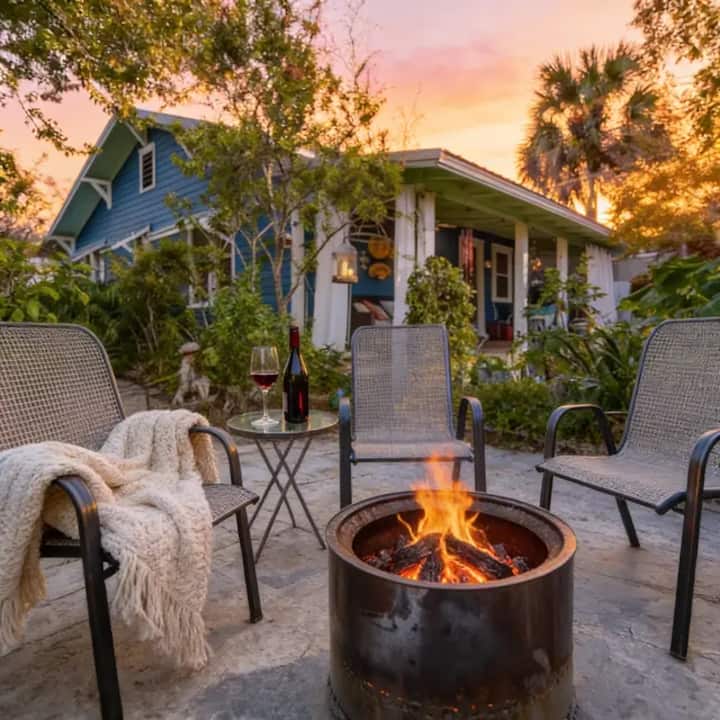 Garden Gate Estate.  2 Homes, Hot Tub, Sleeps 10 - Pensacola, FL