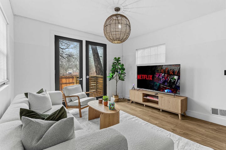 Grand 7br Mansion | Fireplaces & Private Backyard - Grosse Pointe, MI