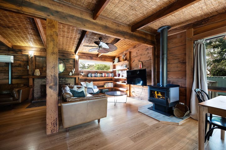 Wattlewood | Mid Century Chic And Outdoor Serenity - Frankston