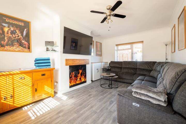 Modern Home With Hot Tub, Garden & Private Parking - Burnham-on-Sea