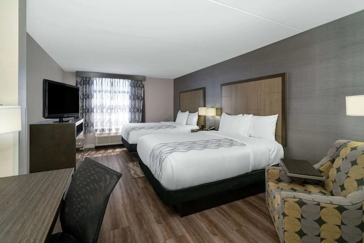 2 Queen | Laquinta Raleigh Dt | Concert Nights - Raleigh, NC